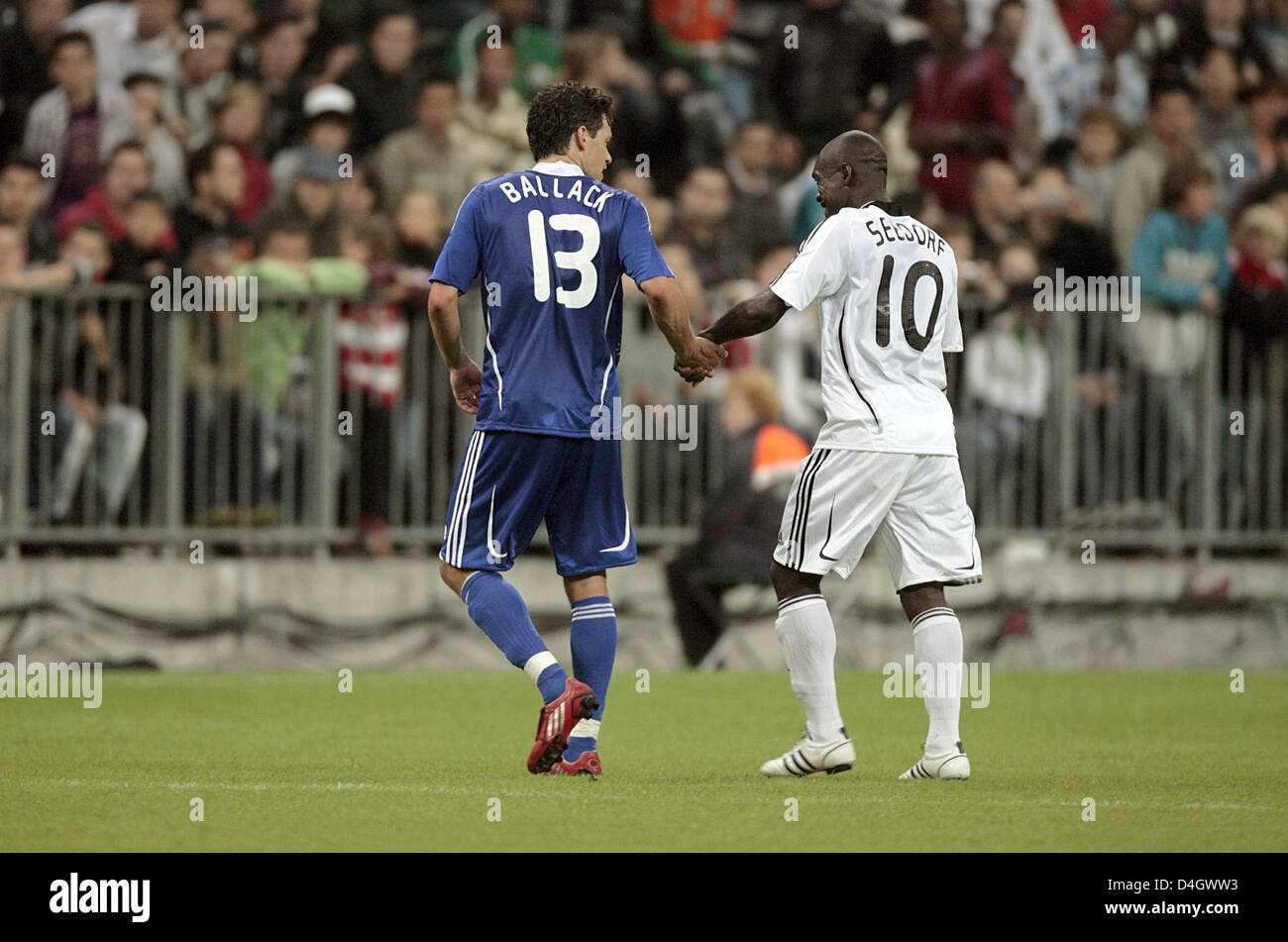 German international football player Michael Ballack (L) and Dutch ...