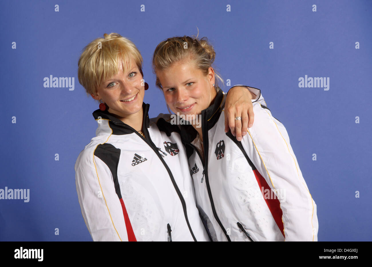 German synchronized divers Ditte Kotzian (L) and Heike Fischer pose ...