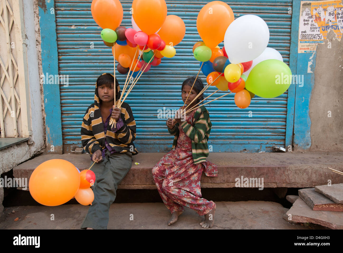 Indian boy selling balloons hi-res stock photography and images - Alamy
