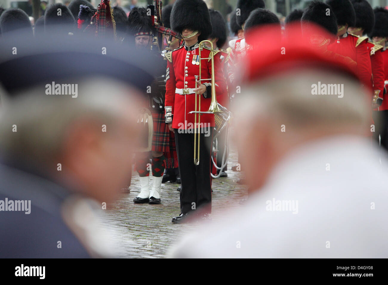 Royal dragoon guards pipes and drums of the royal dragoon hi-res stock ...