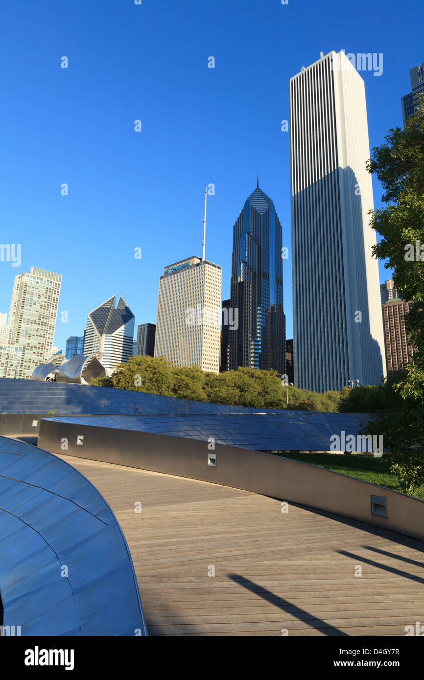 The BP Pedestrian Bridge designed by Frank Gehry links Grant Park and ...