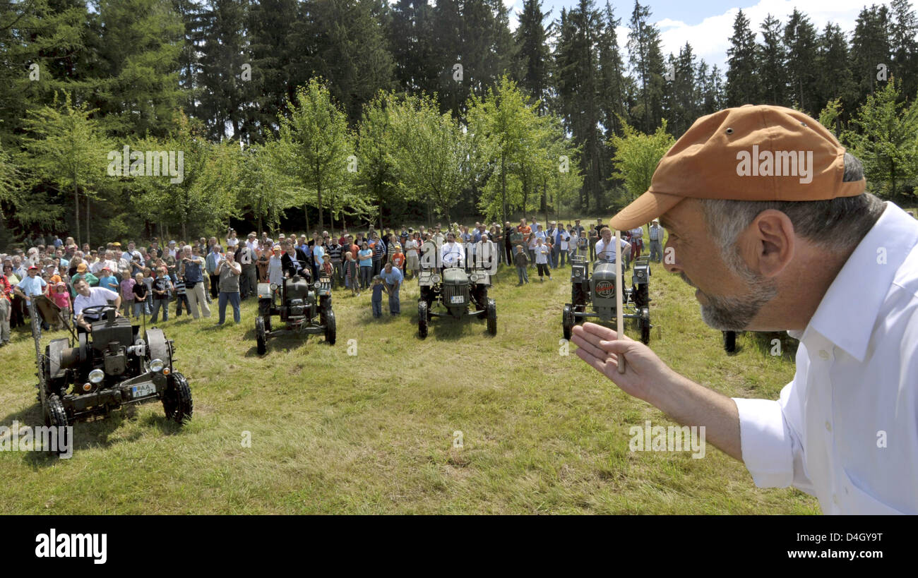 Werner Vonhof conducts a symphony concert of tractors in Bopfingen ...
