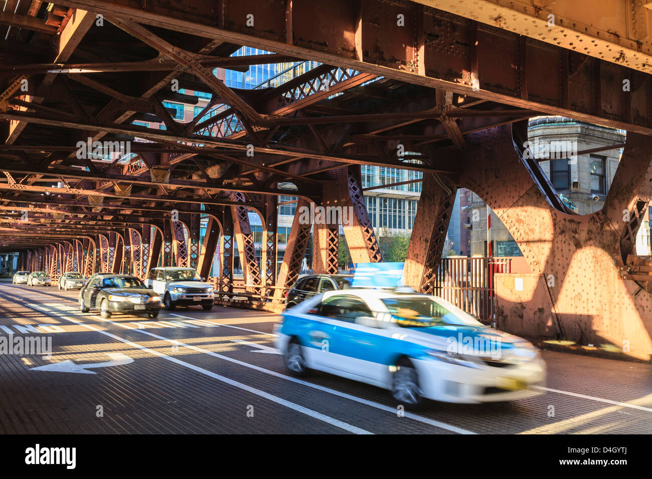Traffic crossing Wells Street Bridge over the Chicago River, Chicago ...