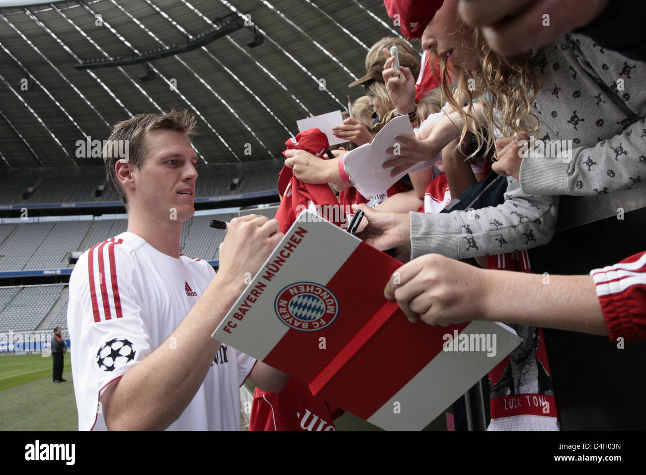FC Bayern Munich player Tim Borowski signs autographs after a team ...