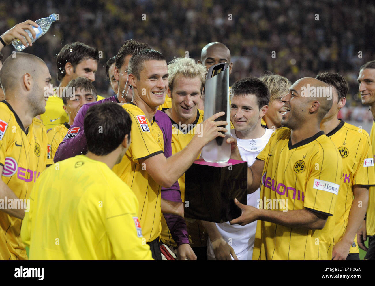 Team captain of Borussia Dortmund Sebastian Kehl (C) and his teammates ...