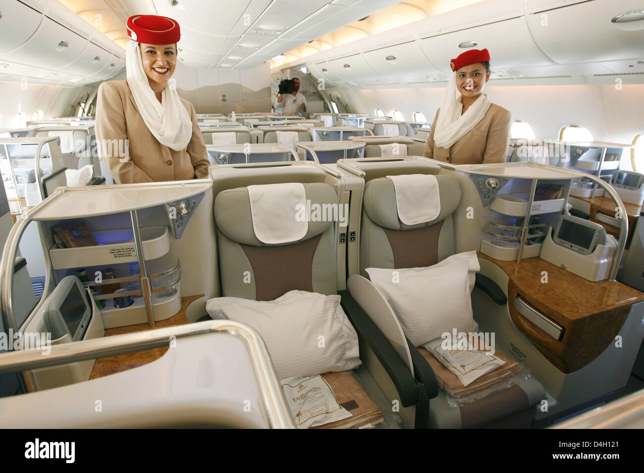 Emirates flight attendants hi-res stock photography and images - Alamy