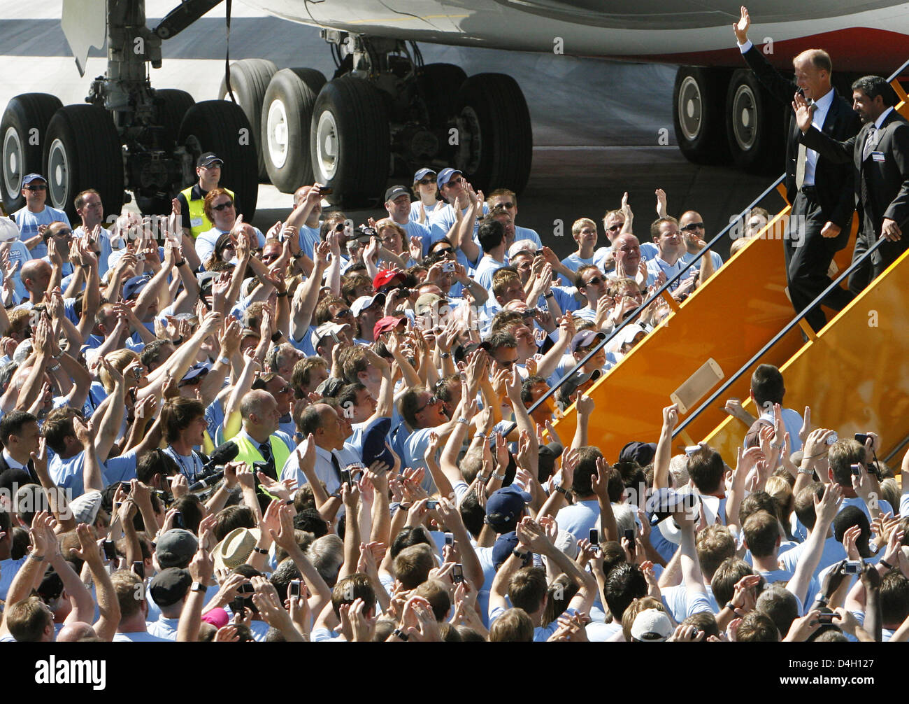 Emirates-CEO Sheikh Ahmed bin Saeed Al Maktoum (R) and Airbus-CEO ...