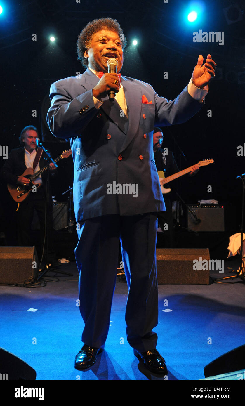 When a man loves a woman hi-res stock photography and images - Alamy