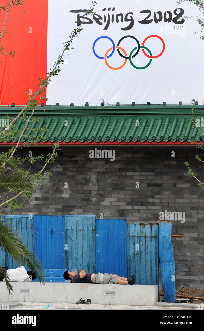 Chinese construction workers pause on Tiananmen Square in Beijing ...