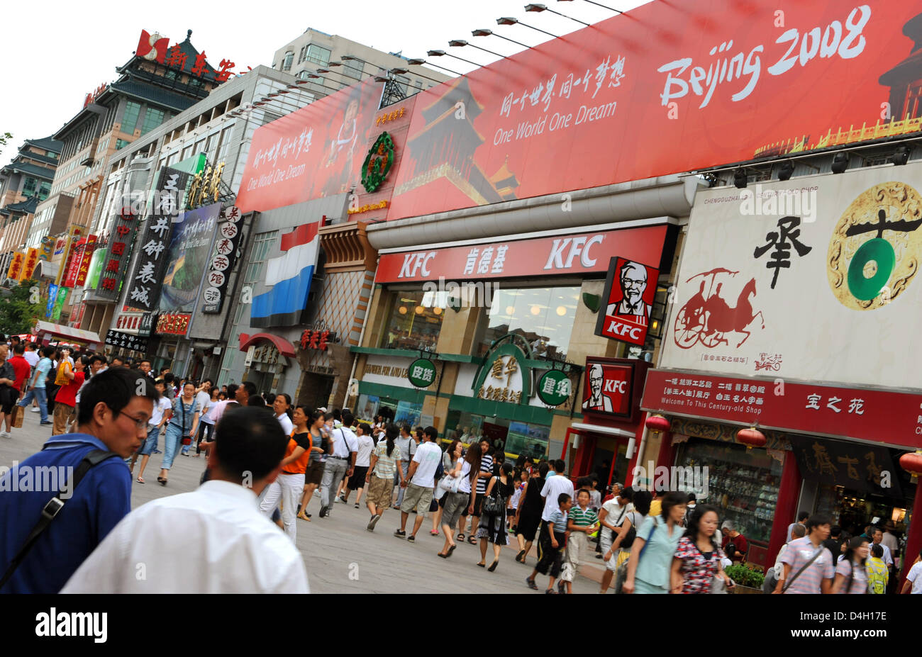 Chinese people and tourists pictured in Beijing, China, 29 July 2008 ...