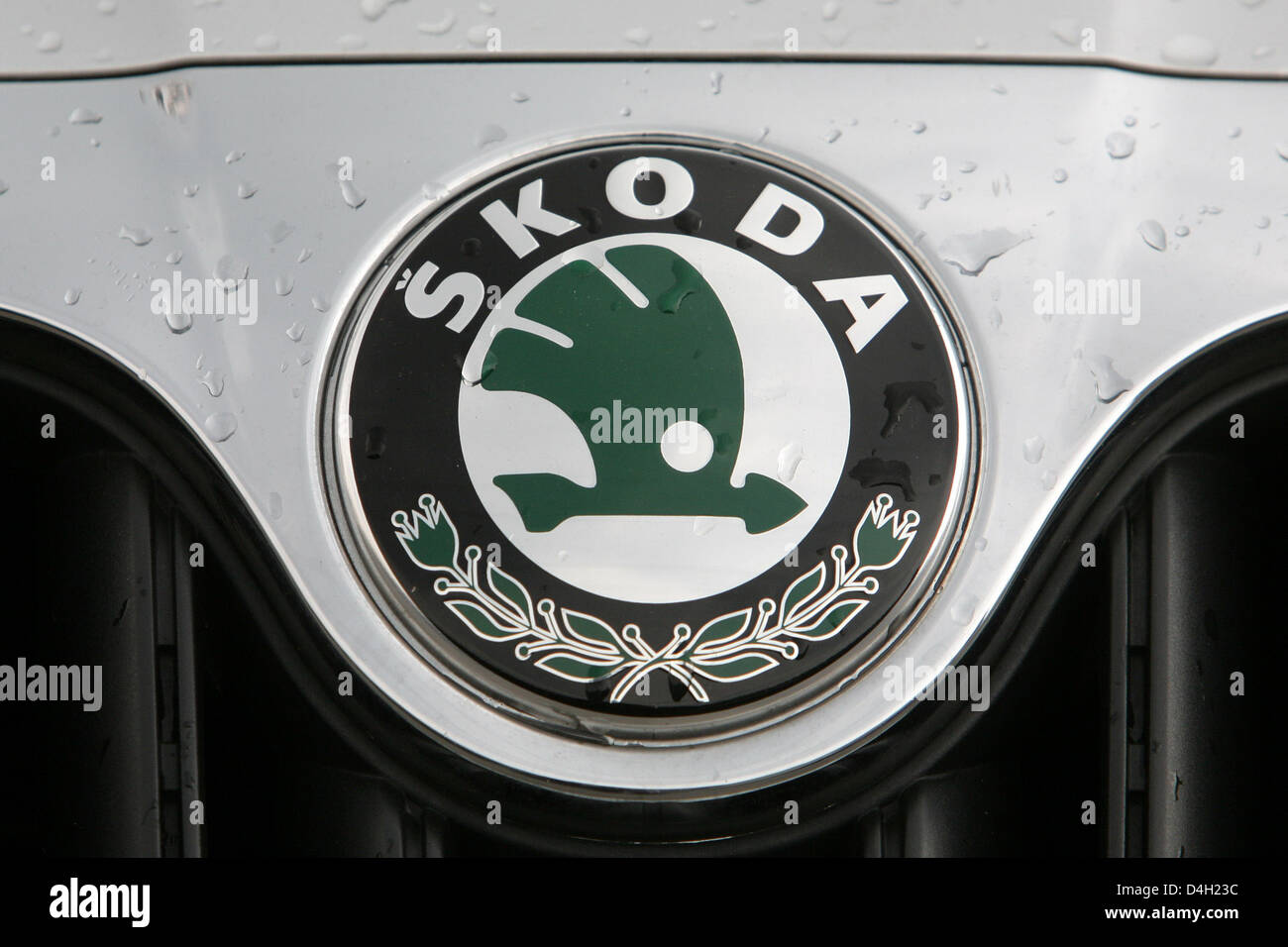 The logo of car producer Skoda seen in Hamburg, Germany, 24 April 2008 ...