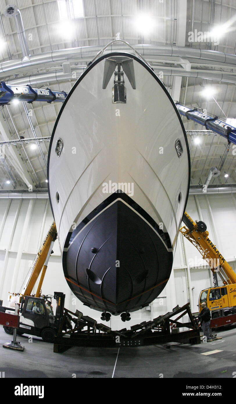 Four cranes heave cruiser 'Elegance 60' at fairground hall A4 in ...