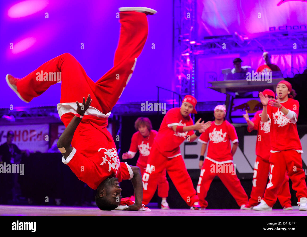 Dance crew hi-res stock photography and images - Alamy