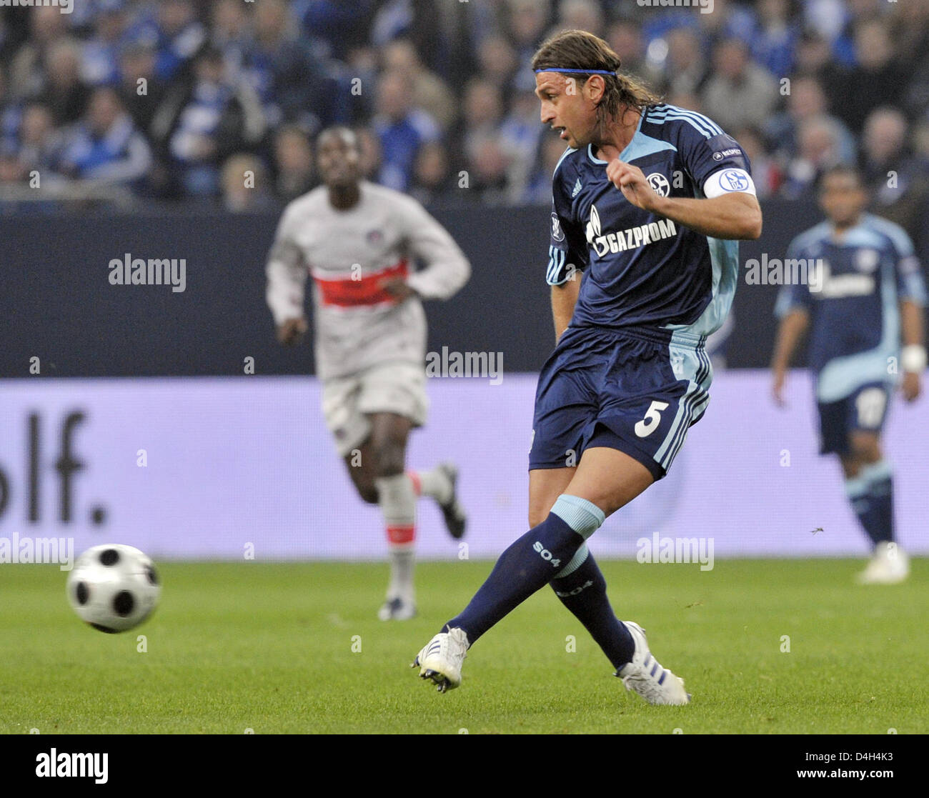 Schalke's Marcelo Bordon delivers the ball during the UEFA Cup group A ...
