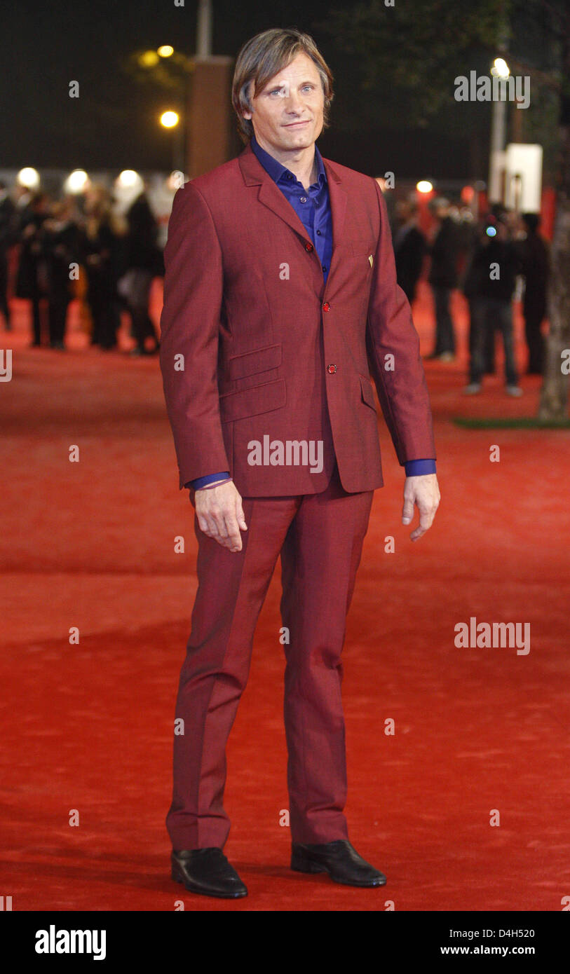 Actor Viggo Mortensen arrives at the premiere of 'Appaloosa' during the ...