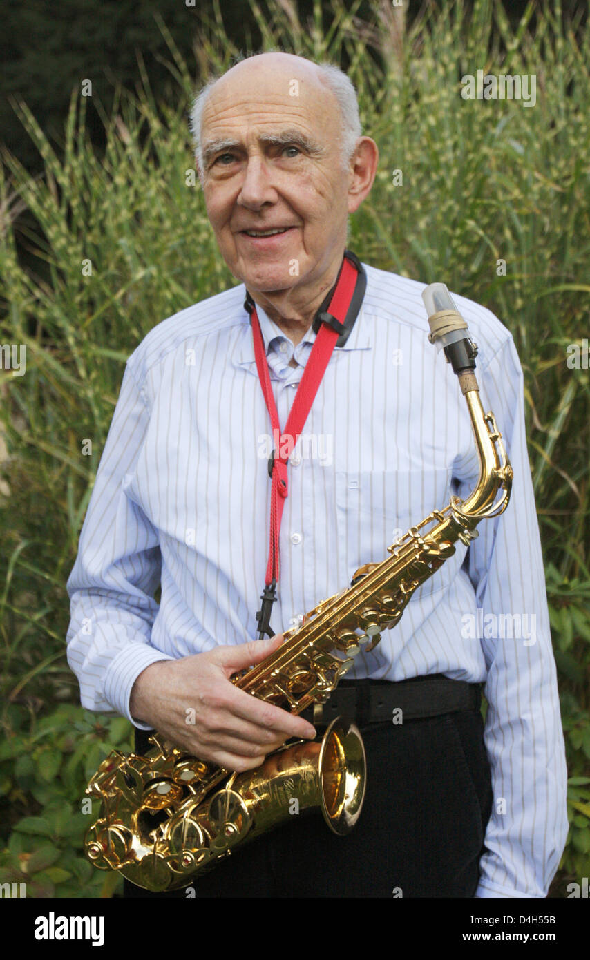 Renowned saxophonist Herb Geller poses with his instrument in his ...