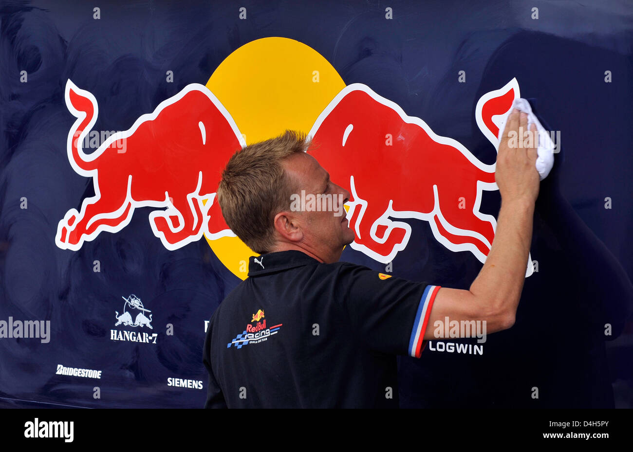 Red bull mechanic race hi-res stock photography and images - Alamy
