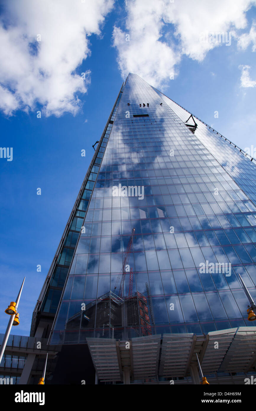 Glassy skyscraper hi-res stock photography and images - Alamy