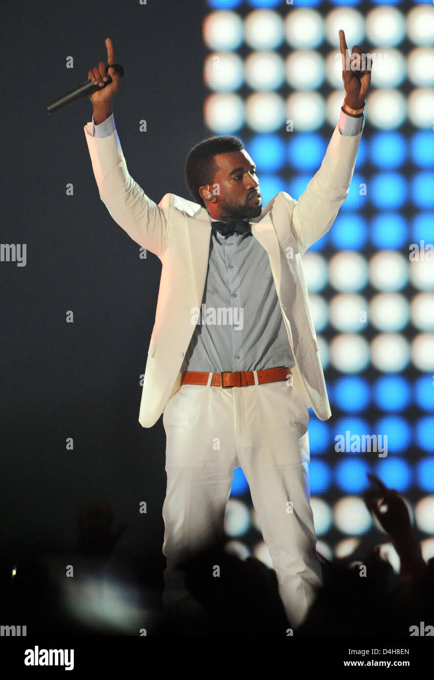 Female rapper microphone hi-res stock photography and images - Alamy