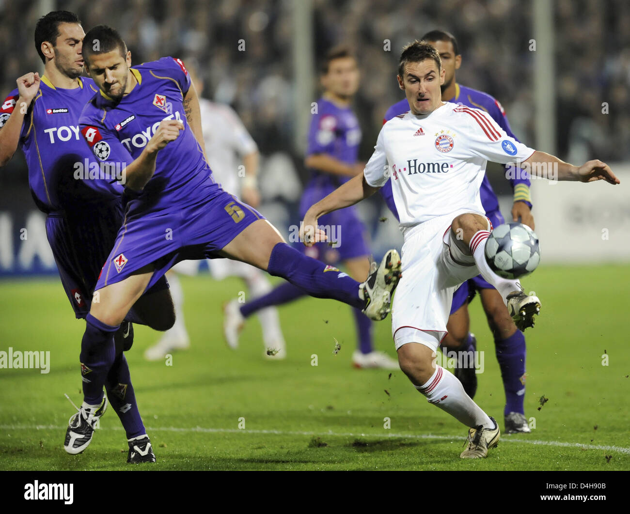 Munich?s Miroslav Klose (R) and Florence?s Alessandro Gamberini vie for ...
