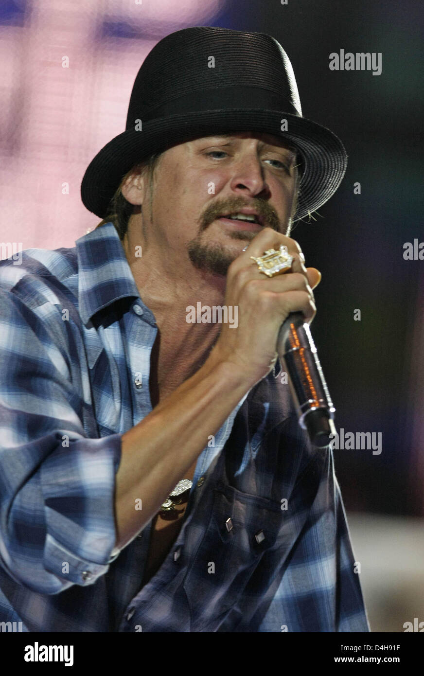 Singer Kid Rock performs at the 2008 World Music Awards at the Sporting ...