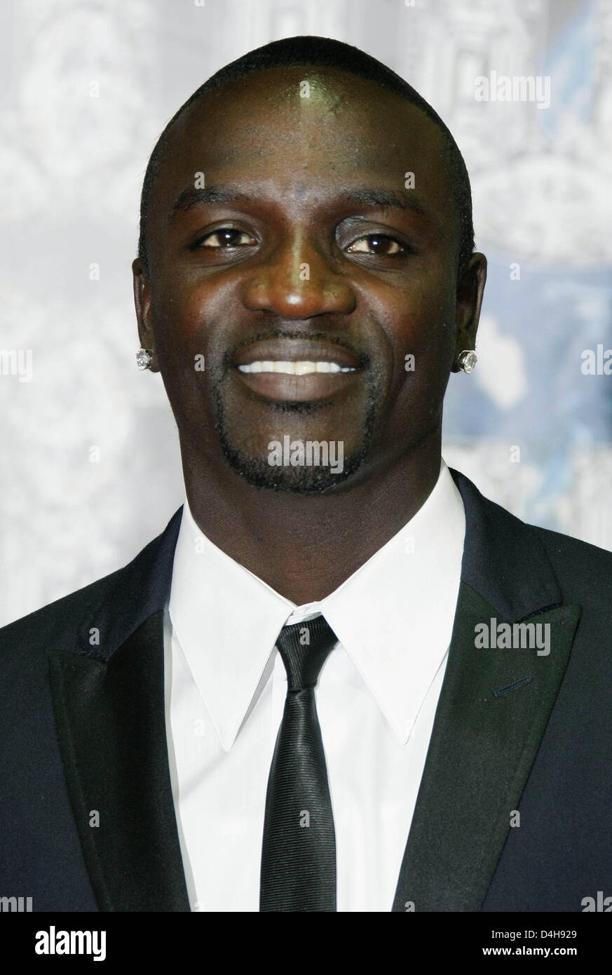 Rapper Akon arrives at the 2008 World Music Awards at the Sporting Club ...