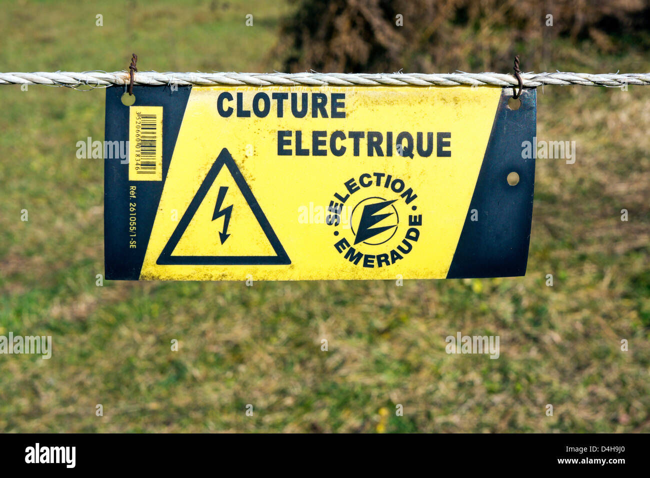 Electric fence warning sign in french hi-res stock photography and ...