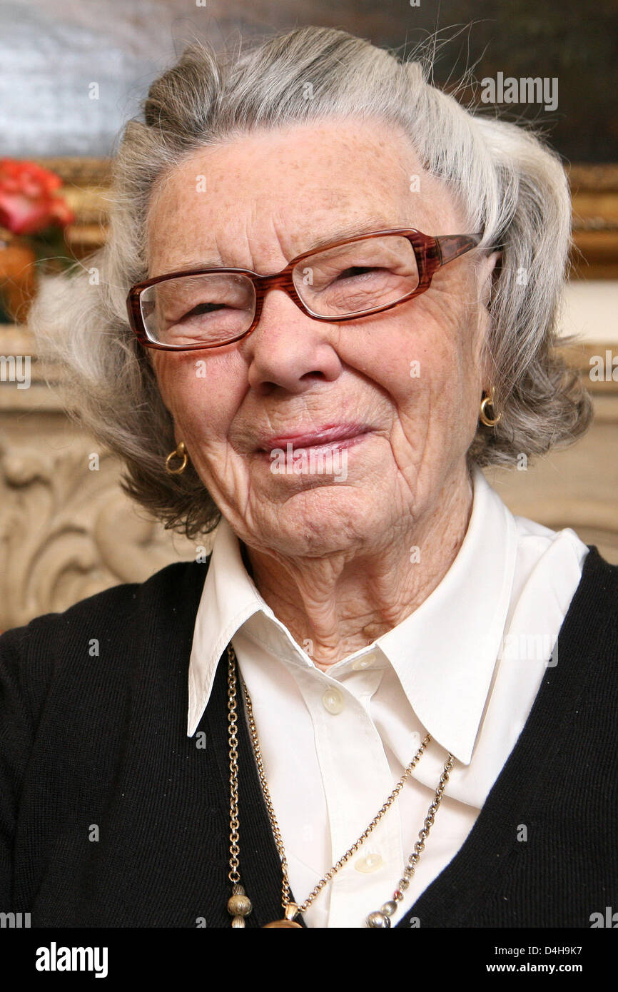 Scottish writer rosamunde pilcher smiles hi-res stock photography and ...