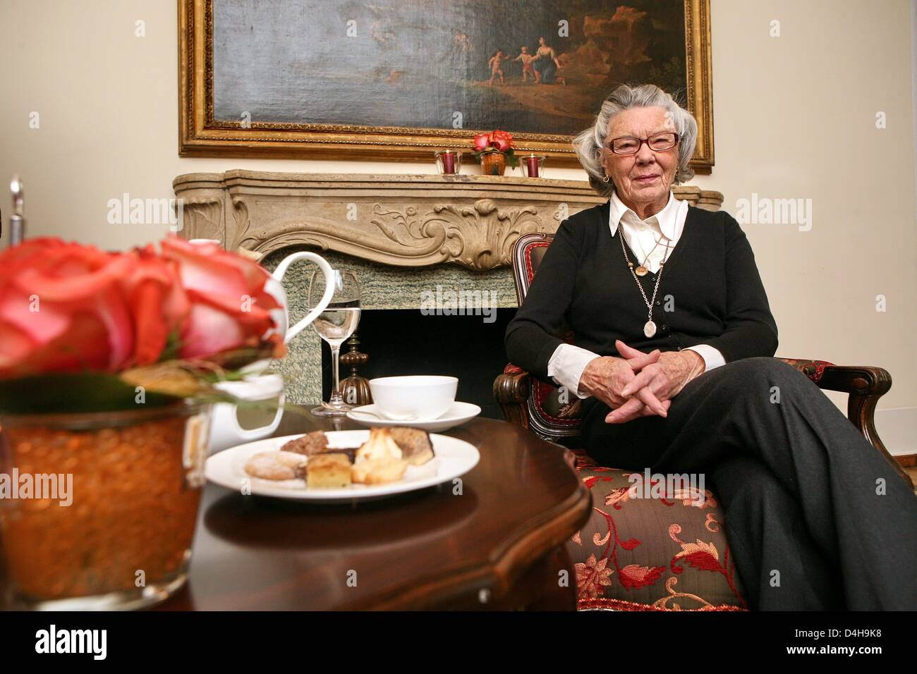 Scottish writer rosamunde pilcher poses hi-res stock photography and ...