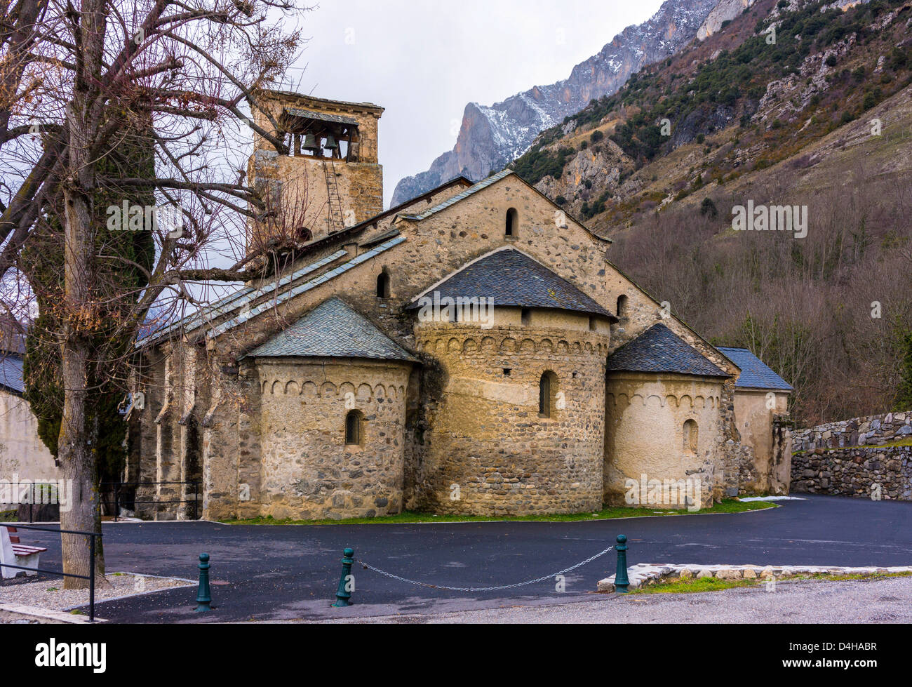 French romanesque architecture hi-res stock photography and images - Alamy
