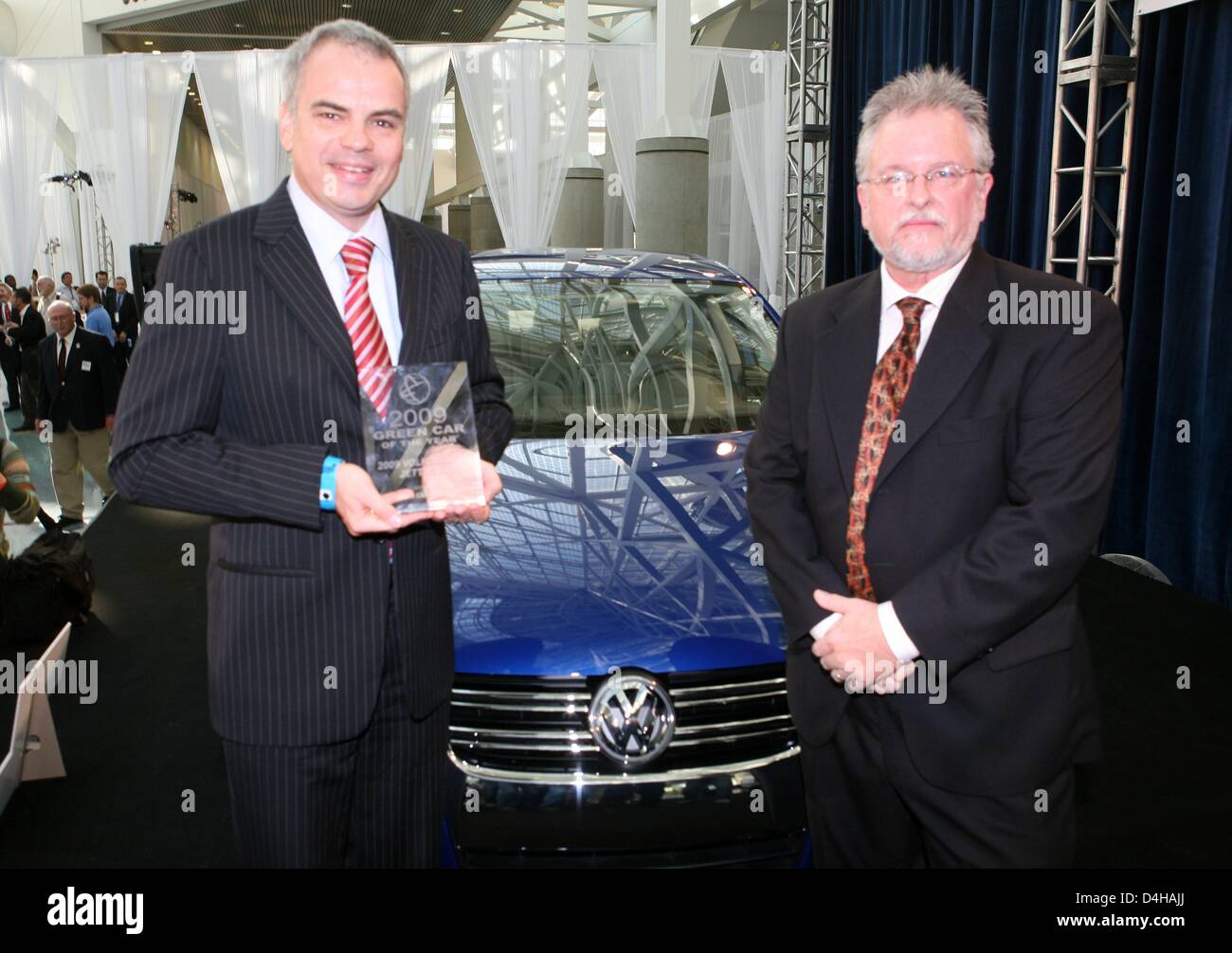 The CEO of VW USA, Stefan Jacobi (L) poses with the ?Green Car of the ...