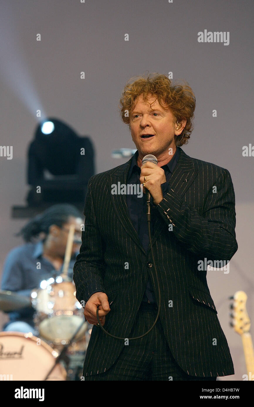 Mick Hucknall of British pop band Simply Red performs at a charity gala ...