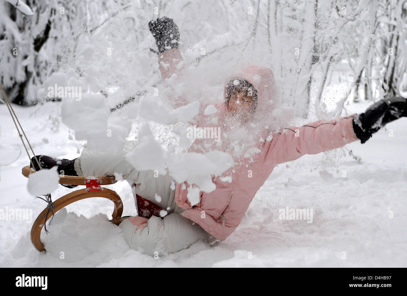 Sarah falls off her sled in Winterberg, Germany, 23 November 2008. Low ...