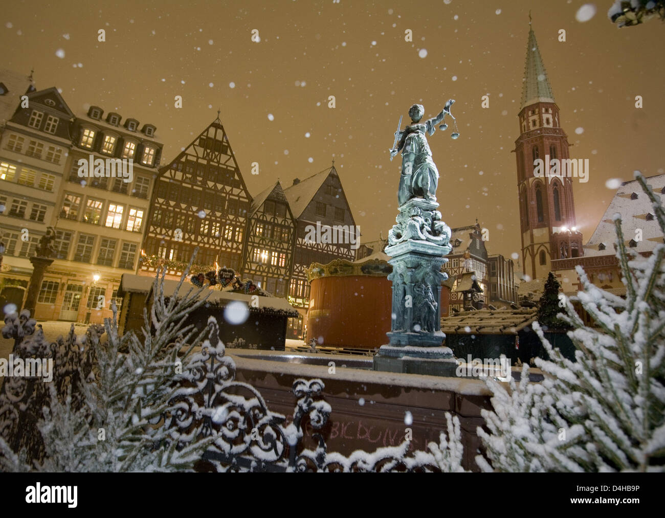 The picture shows the snow-covered Lady Justice at the Roemerberg in ...