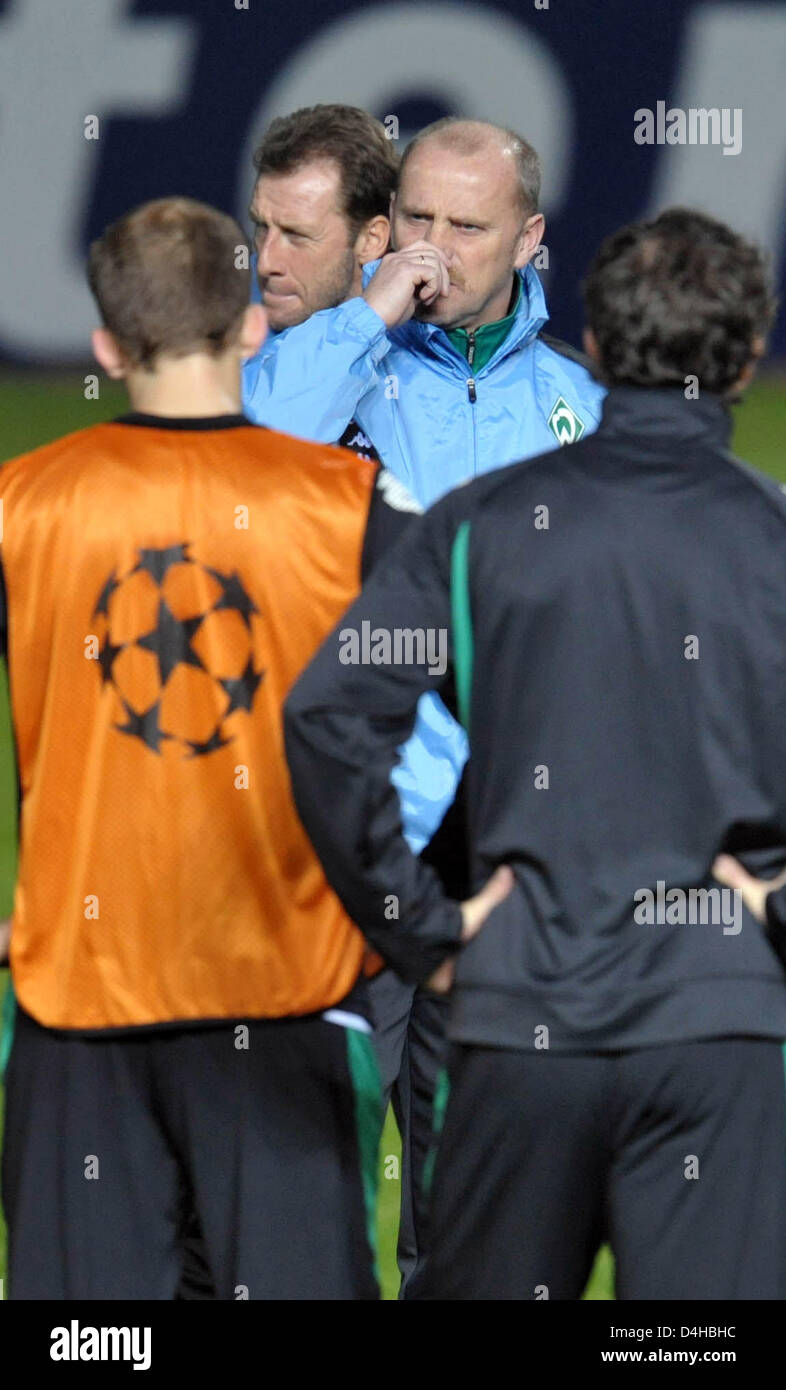 Werder Bremen coach Thomas Schaaf (C) talks to his players during a ...