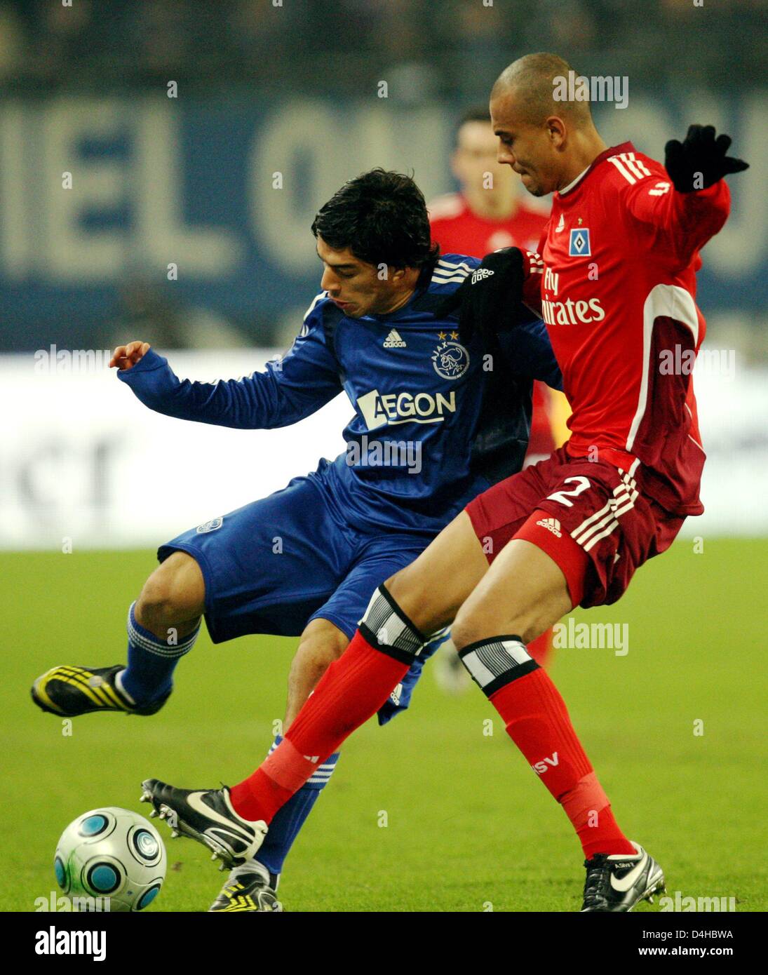 Hamburg?s Alex Silva (R) and Amsterdam?s Luis Suarez fight for the ball ...