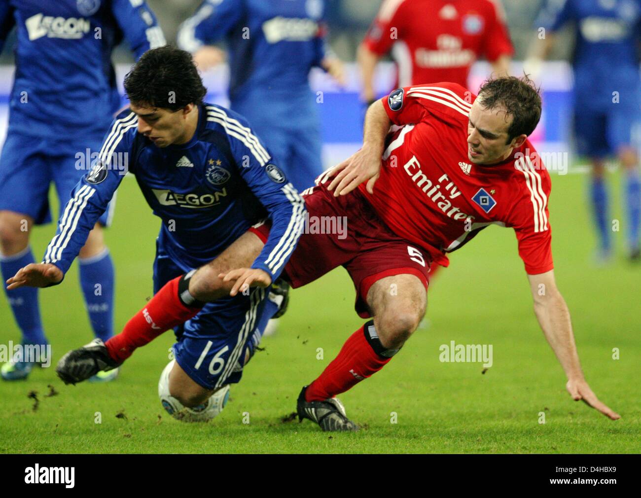 Hamburg?s Joris Mathijsen (R) and Amsterdam?s Luis Suarez fight for the ...