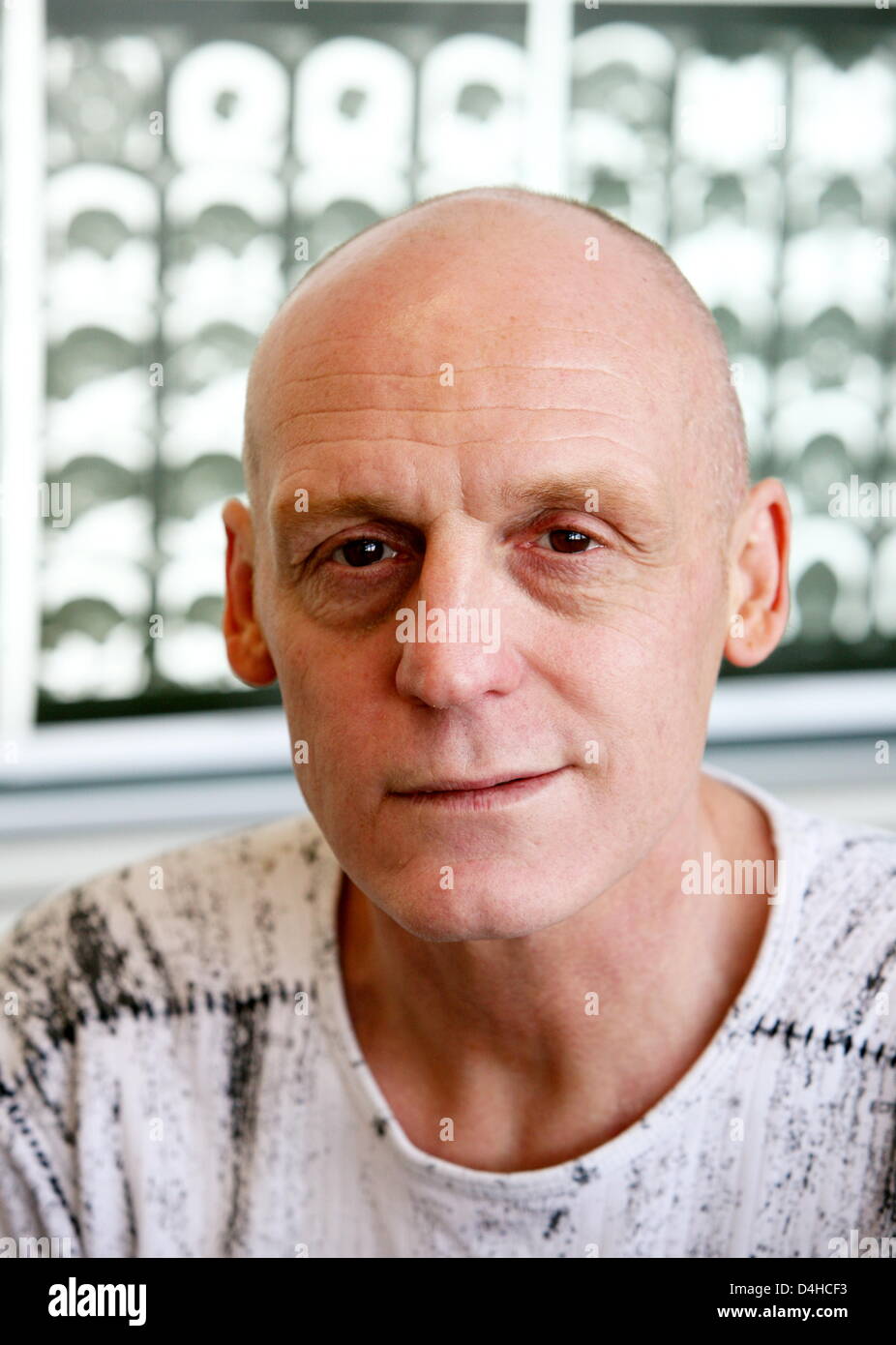 Apoplexia patient Walter Bast portrayed in front of sectional images of ...