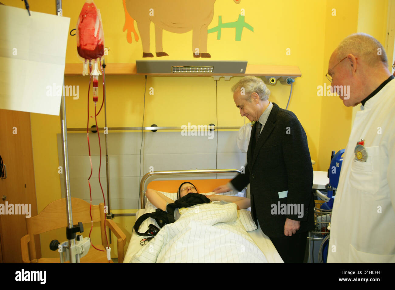 Spanish tenor Jose Carreras (L) and hospital director Guenter Henze (R ...