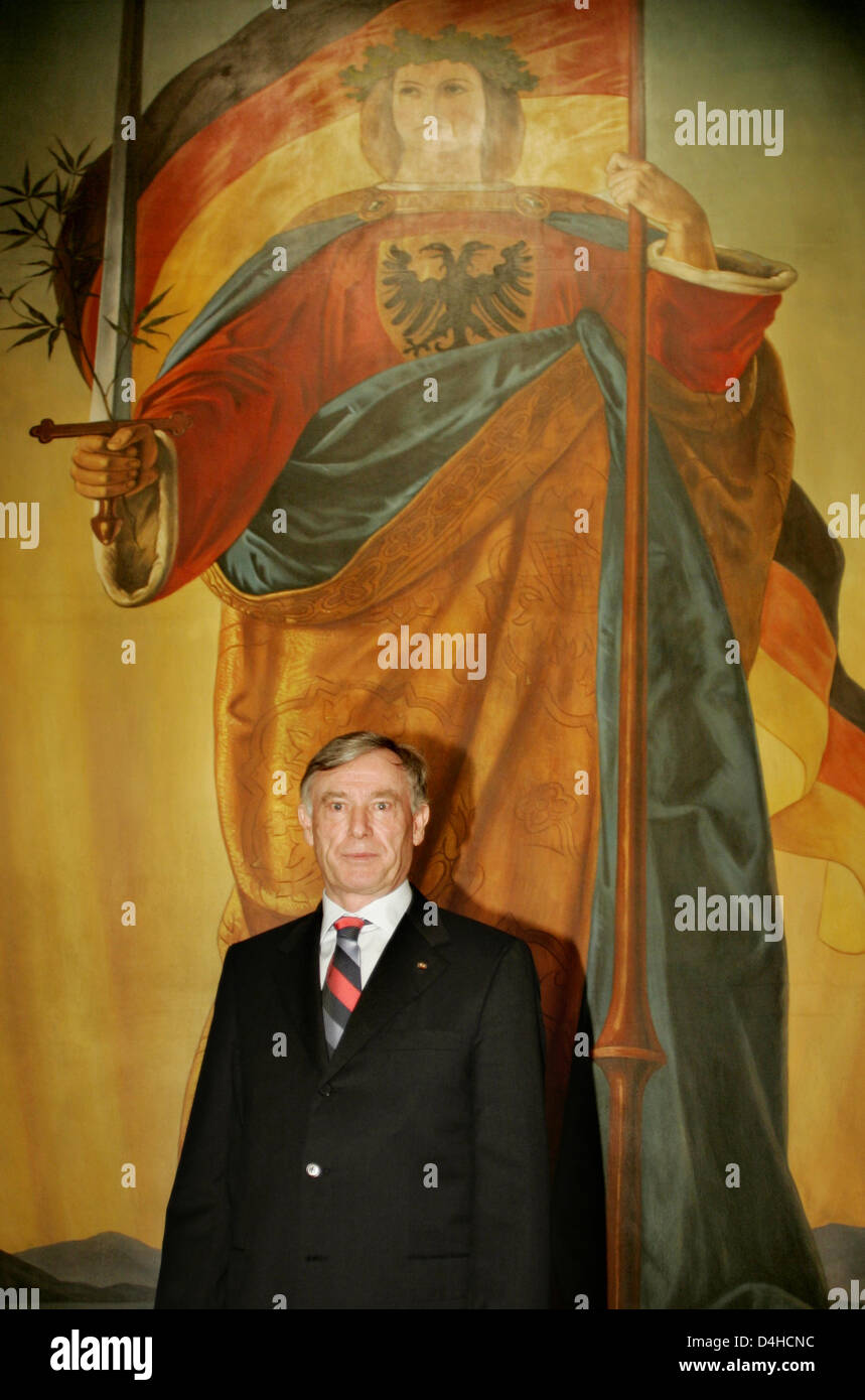 German President Horst Koehler poses in front of Philipp Veit?s ...