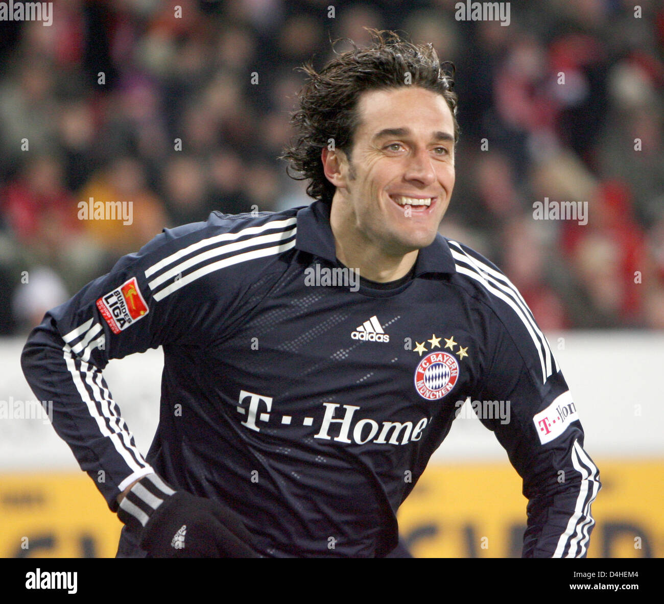 Munich?s Luca Toni jubilates after his 1-2 goal during the Bundesliga ...