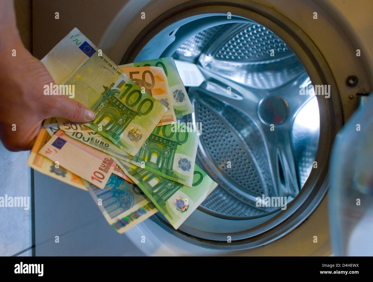 The symbolic photo shows euro notes being put into a washing machine ...