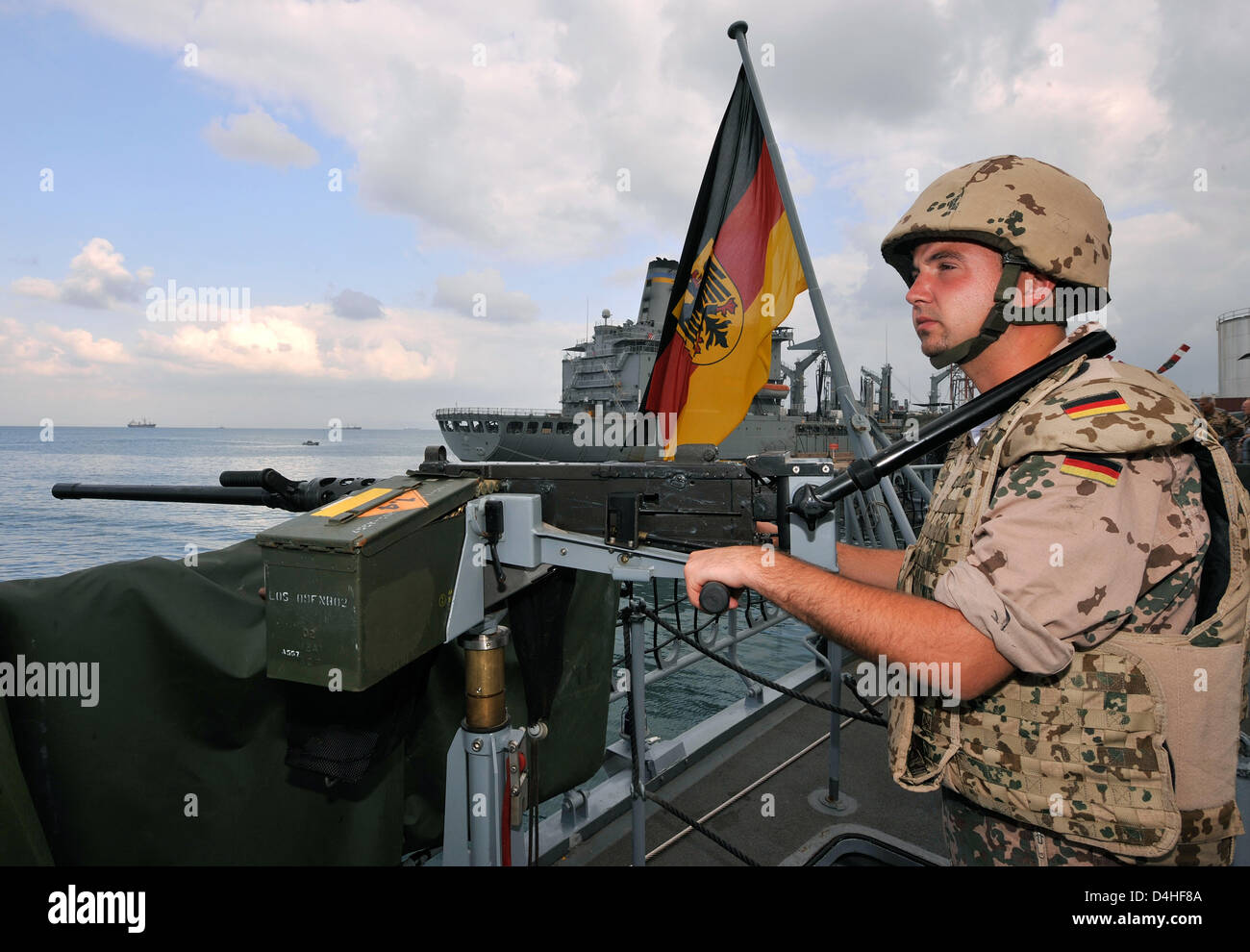 A German Navy soldier mans a machine gun onboard fregate ?Karlsruhe ...