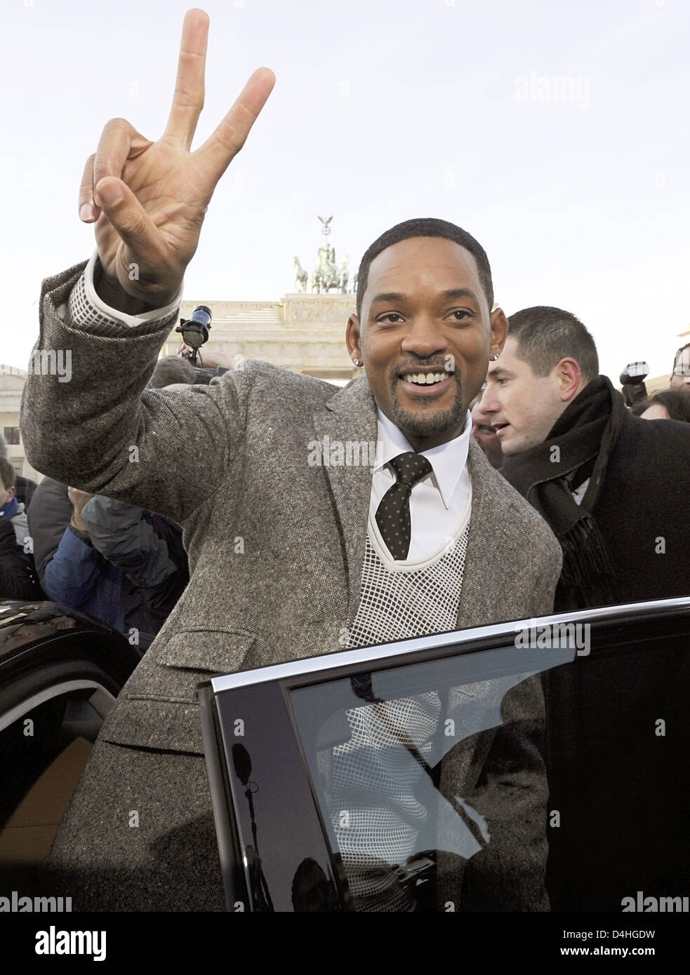 US actor Will Smith cheers farewell at Brandenburg Gate in Berlin ...