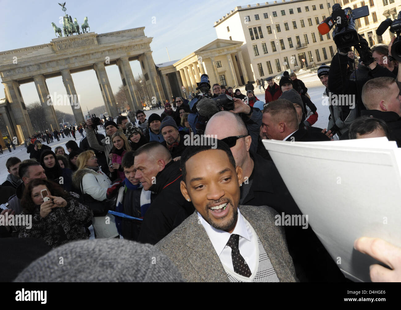 US actor Will Smith cheers farewell at Brandenburg Gate in Berlin ...