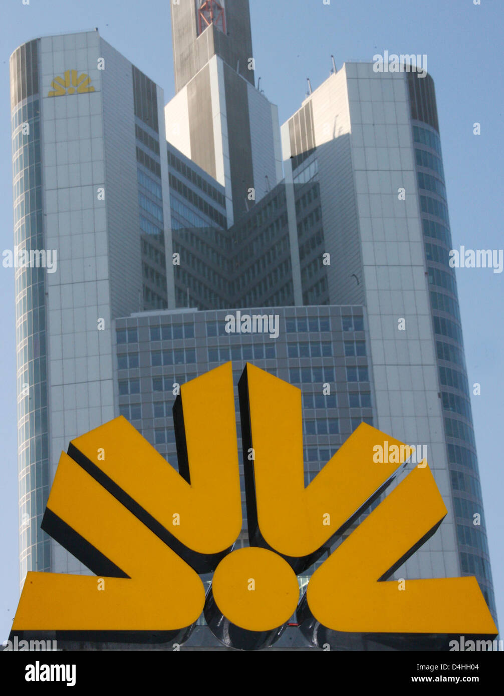 This picture shows the company logo and the Commerzbank headquarters in ...