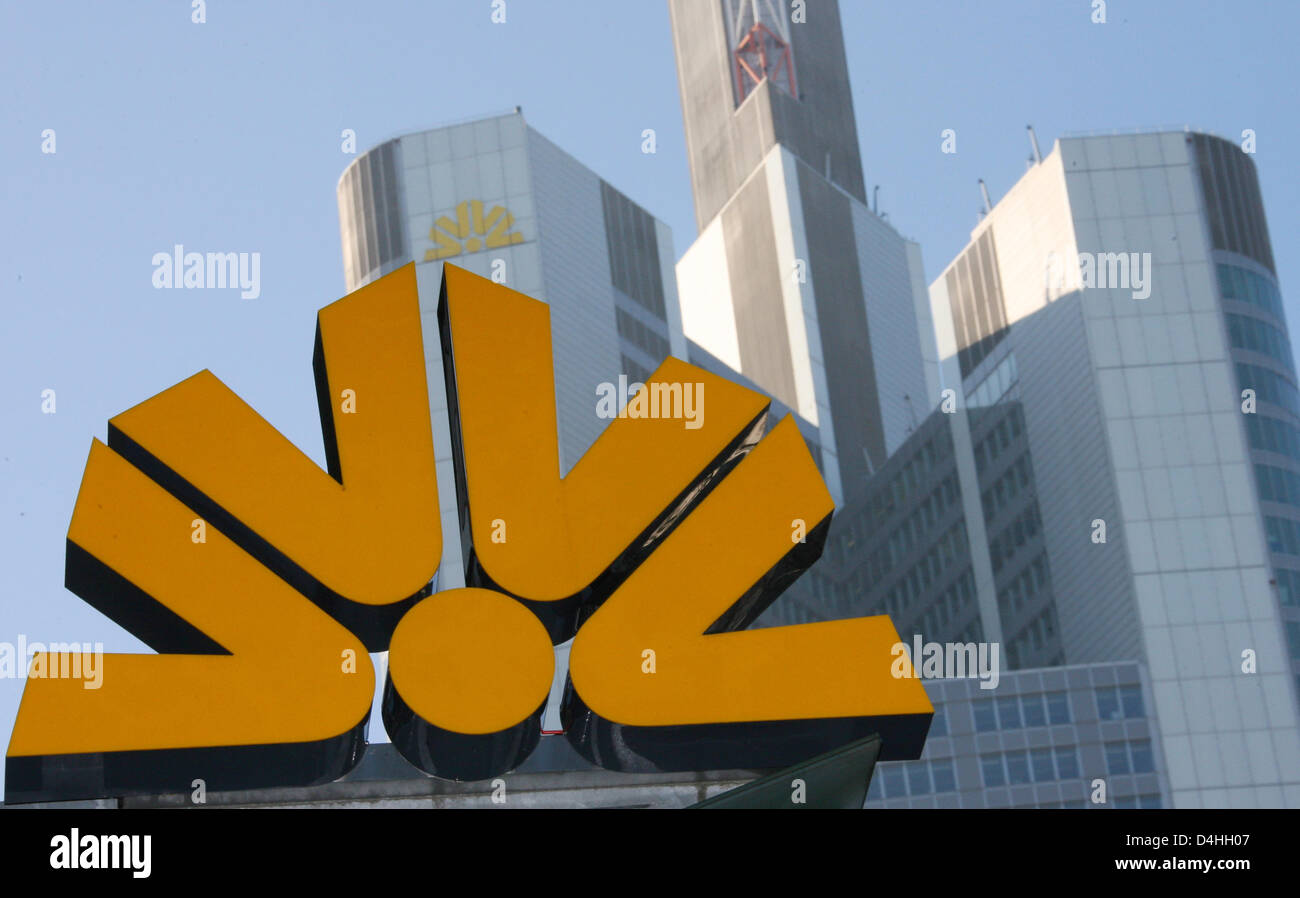 This picture shows the company logo and the Commerzbank headquarters in ...