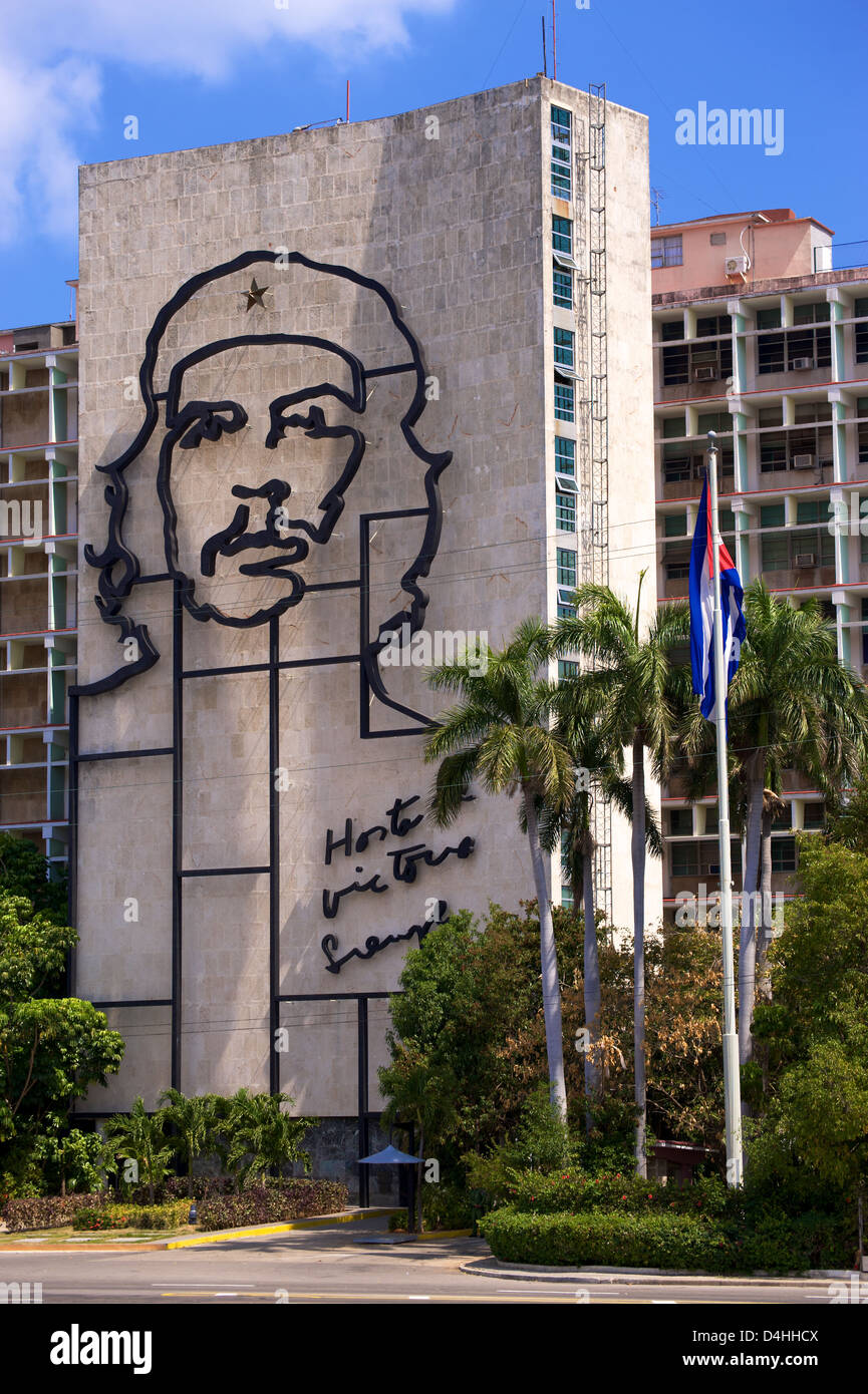 The iconic mural of Che Guevara on the ministry of the interior, Havana ...
