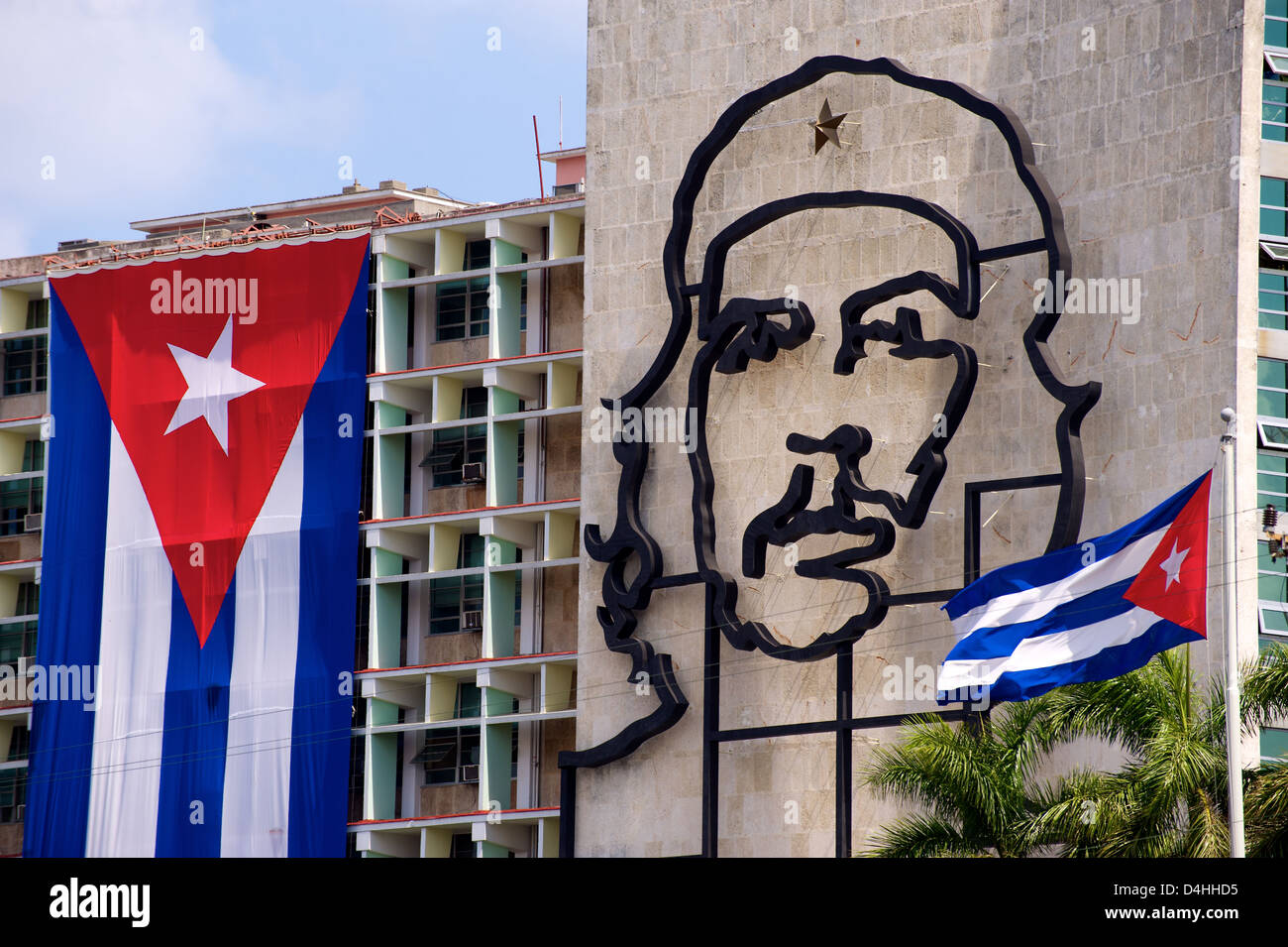 The iconic mural of Che Guevara on the ministry of the interior, Havana ...