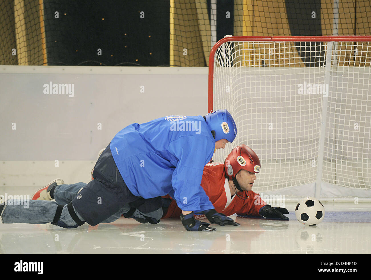Moderator Stefan Raab (L) and his contender Marcus Gangloss pictured ...